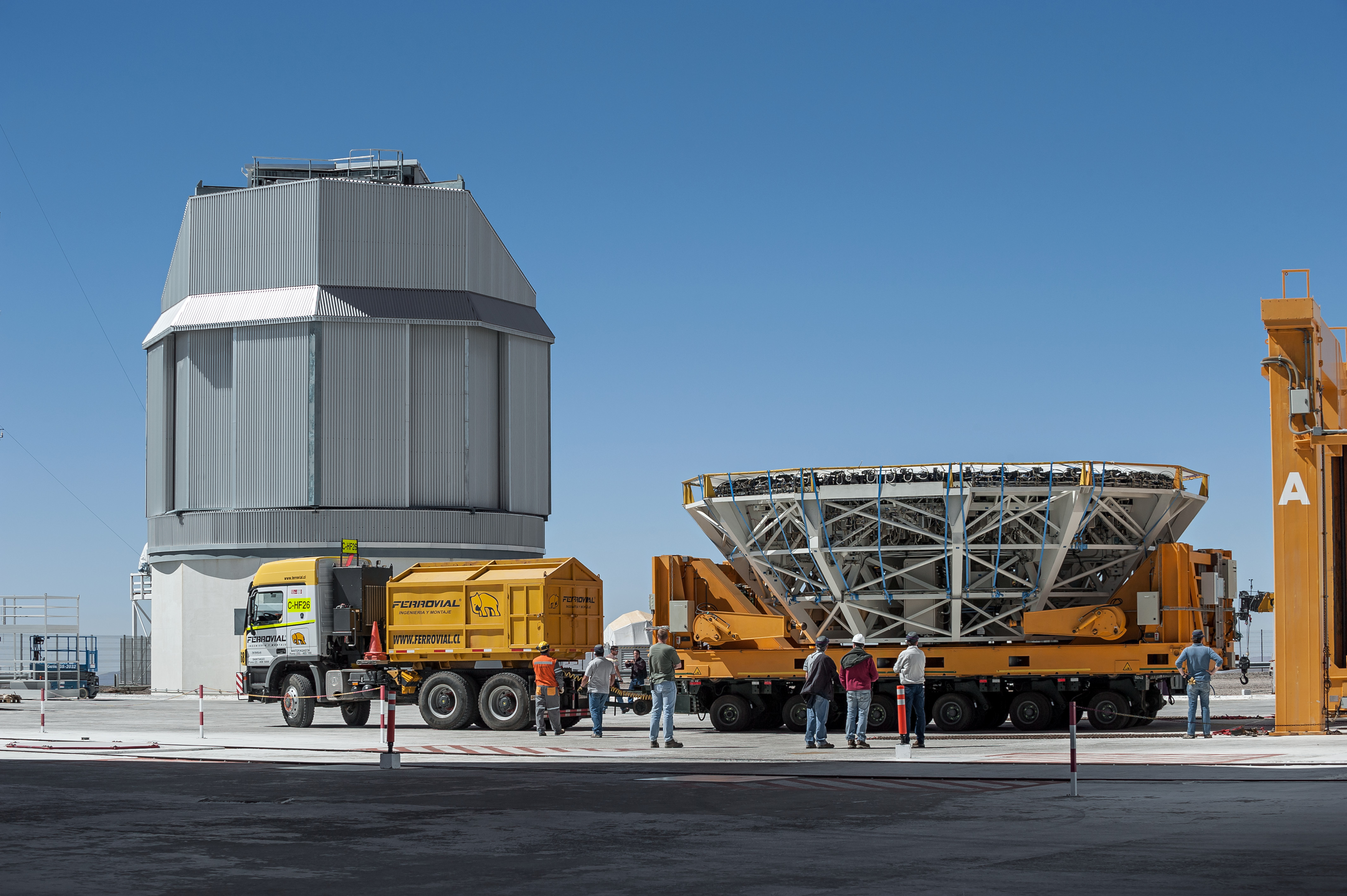 Removing the UT4 primary mirror | ESO