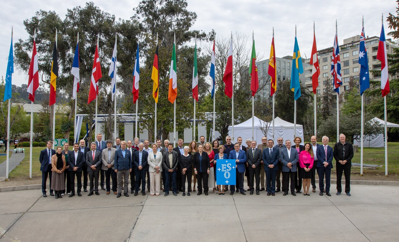 ESO staff and Council members celebrate the 60th anniversary of the ESO ...