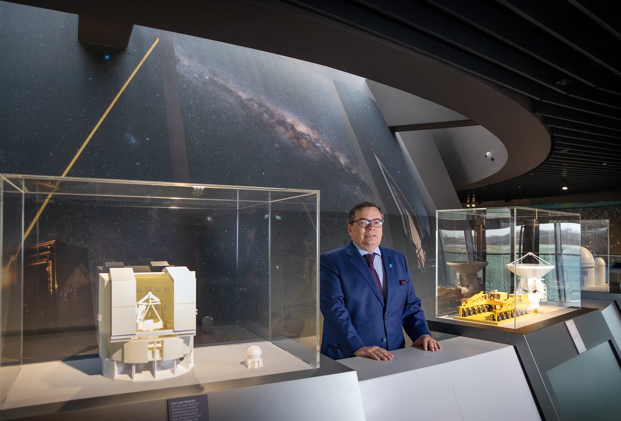 Xavier Barcons with telescope models | ESO