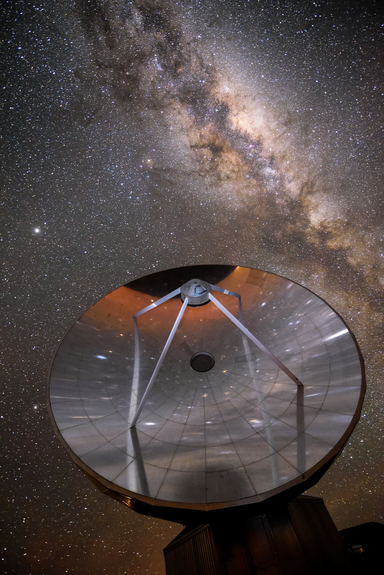 Starry reflections on the Swedish–ESO Submillimetre Telescope | ESO ...