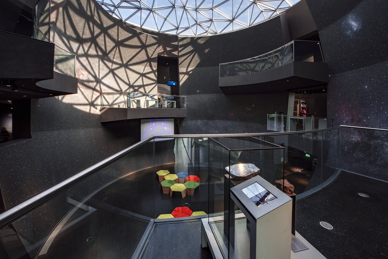 Meteorites overlook the Void | ESO