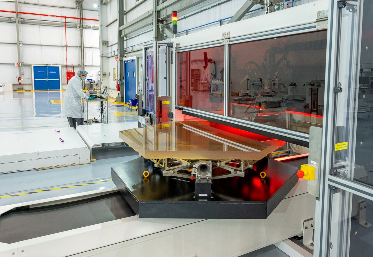 ELT mirror blank undergoes a cleanliness control | ESO Österreich