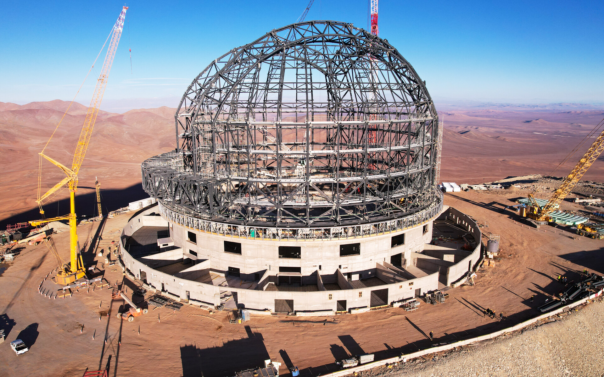 A beauty and a beast | ESO